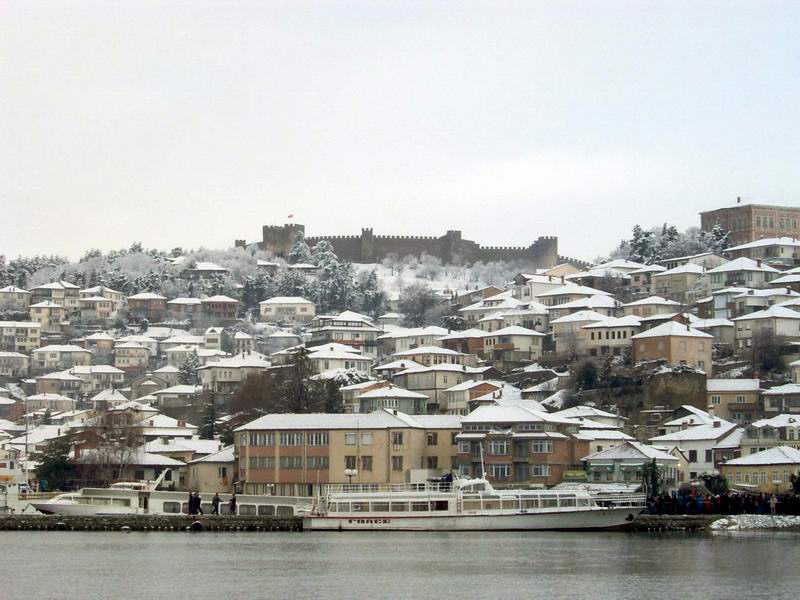Дали владиниот двокатен панорамски автобус за Охрид е врвот на ...