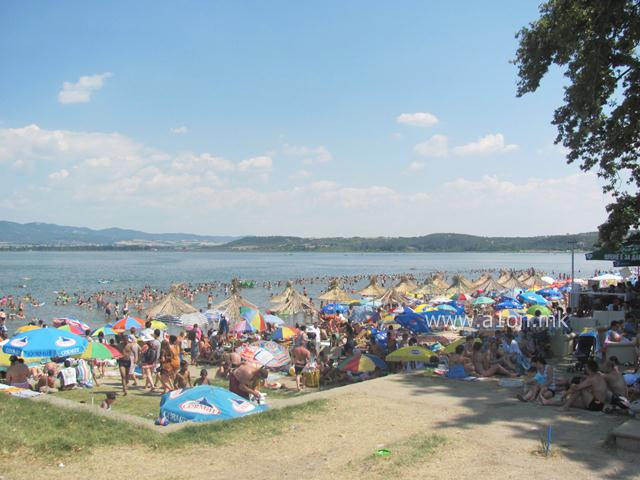 ФОТО: Празничниот викенд ги наполни капацитетите и плажите во Дојран