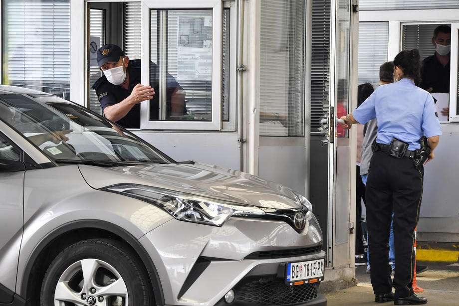 Полицаец од преминот „Долно Блаце“ е осомничен дека примил поткуп