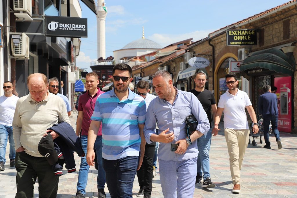 Нефи Усеини го нагости министерот Бектеши во дивоградбата и го прошета ...