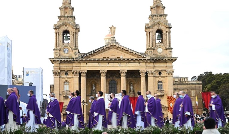 Католички свештеник од Малта потрошил 150 000 евра на порно сајтови