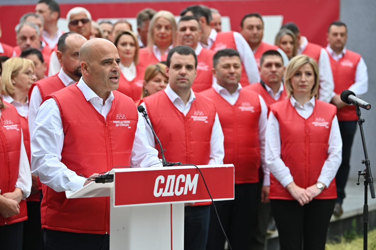 Твитер за црвените елеци на СДСМ: „На толкави плати, шетаат во елеци ...