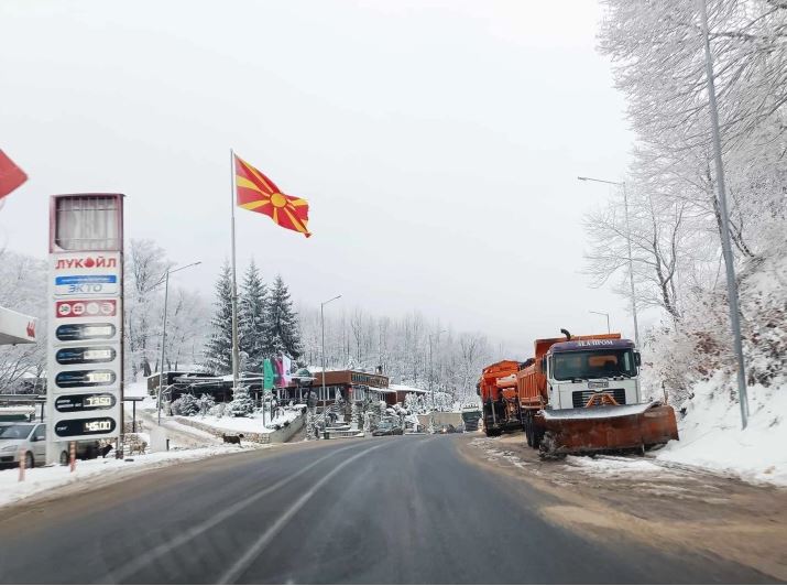 Поради врнежи од снег, забрана за сообраќај за тешки товарни возила на ...
