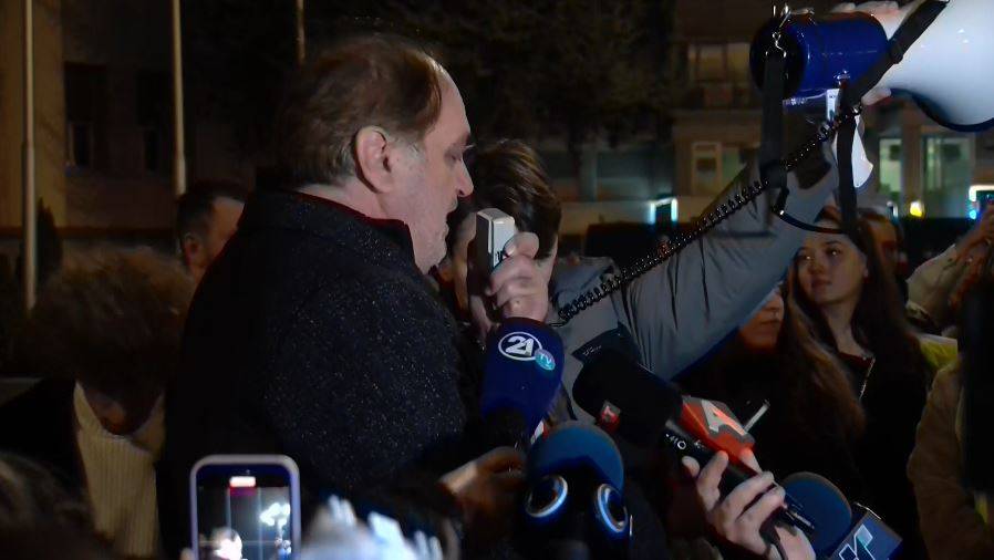 Таткото на Фросина Судии обвинители проценители и извршители направија аукциска куќа „Кој