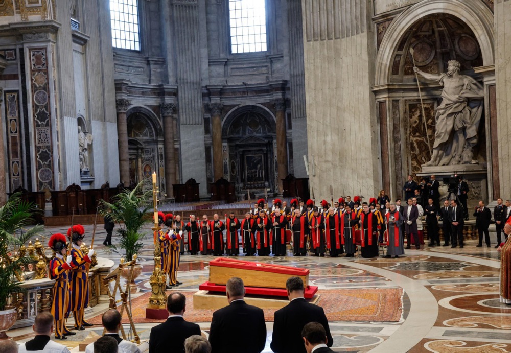 Запечатен ковчегот на папата Франциск пред утрешниот погреб 250 000 верници оддадоа почит