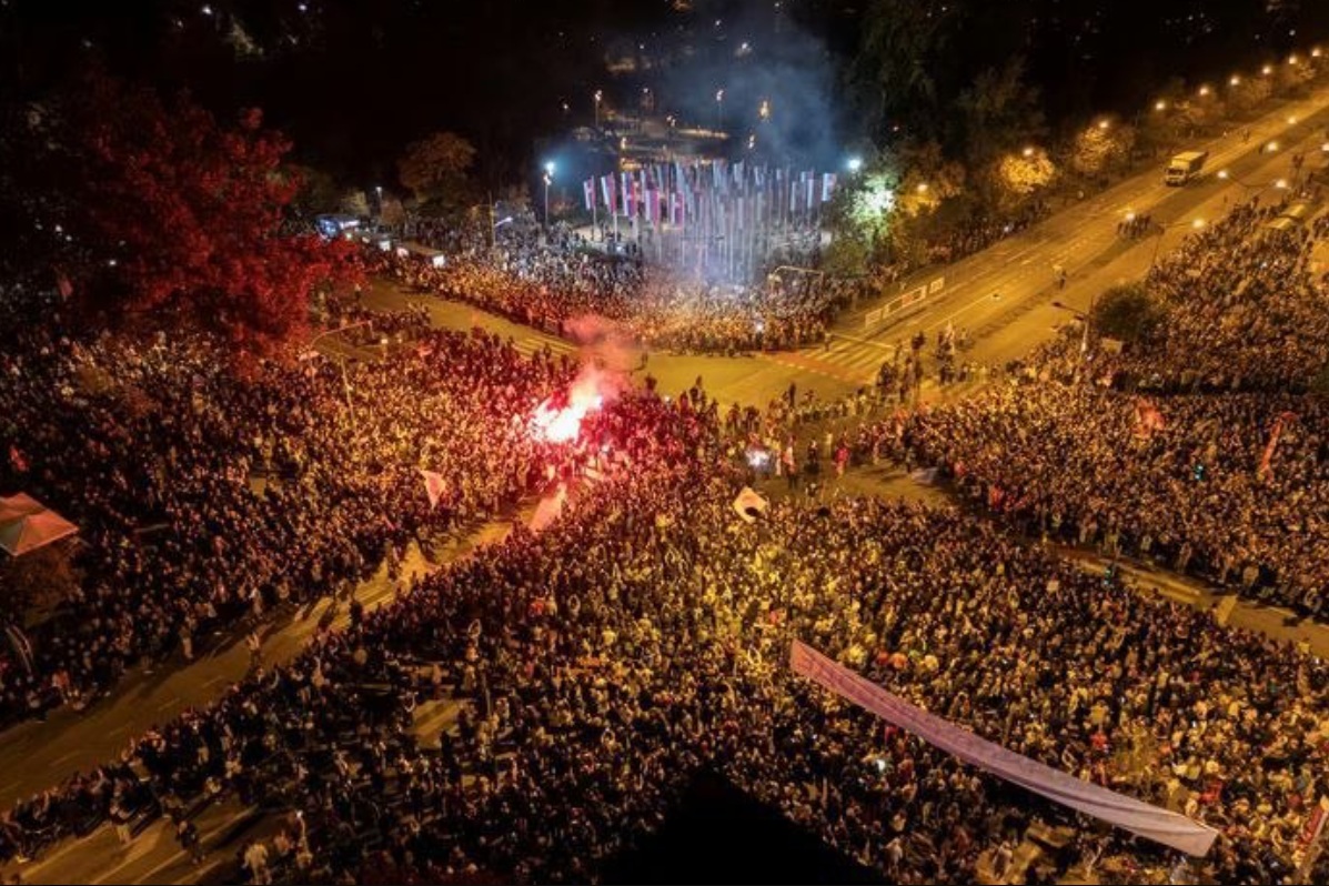 ВИДЕО: Илјадници студенти од Белград, Нови Пазар, Шумадија пристигнаа во Нови Сад на годишнината ...